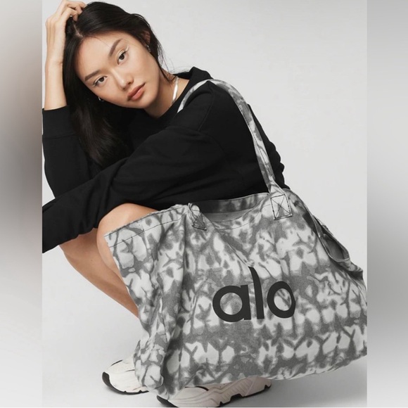ALO Yoga | Bags | Alo Yoga Iconic Shopper Tote Bag Travel Bag Unopened ...